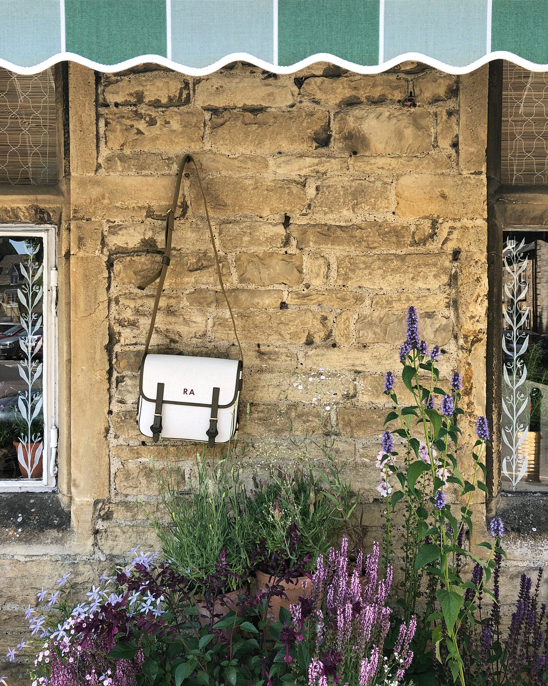 L/UNIFORM S'INSTALLE CHEZ AMANDA CUTTER BROOKS